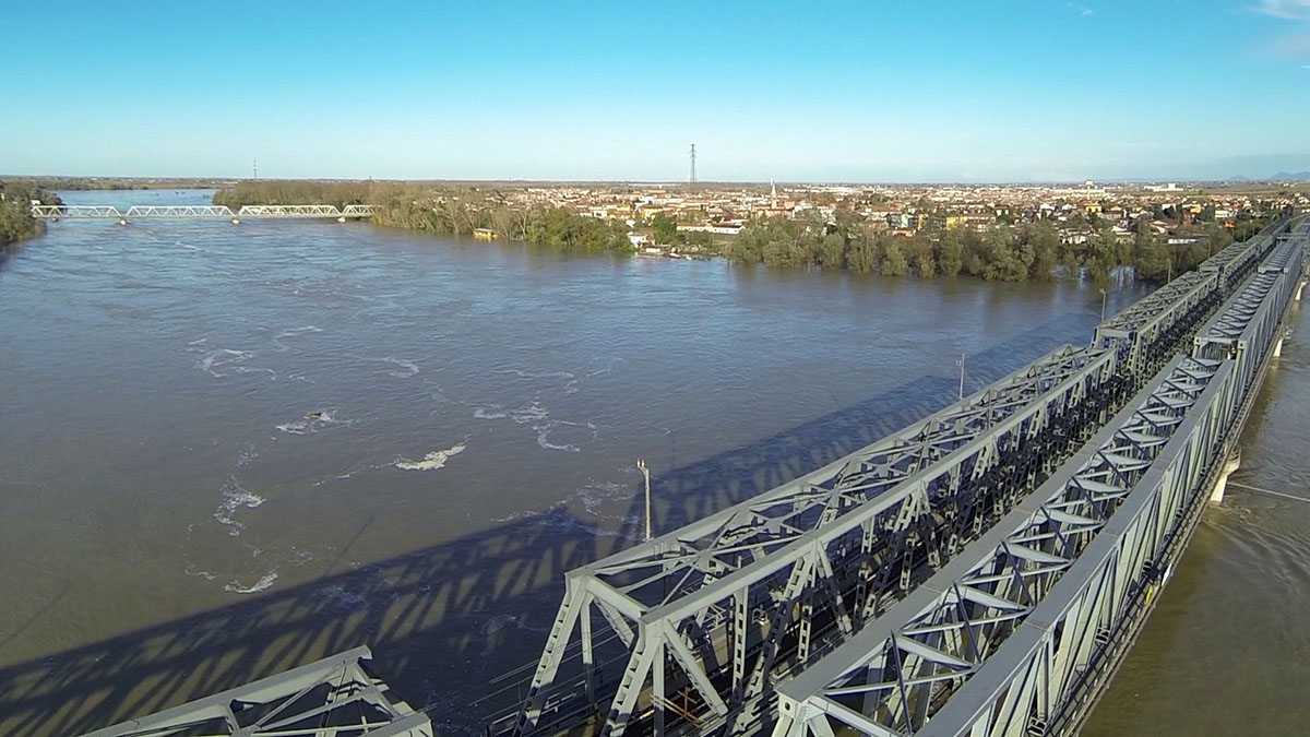 Il Po decresce, la piena transita nel Reggiano | 24Emilia
