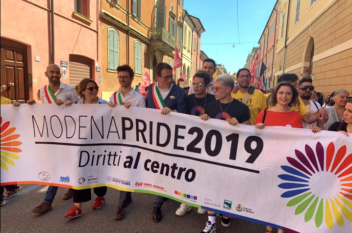 A Modena migliaia di persone in corteo per il Gay Pride | 24Emilia