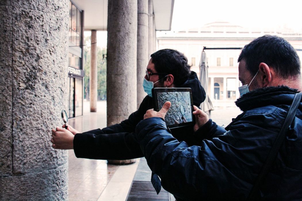 A Reggio il fotografo Luca Manfredi al lavoro con sei persone con ...