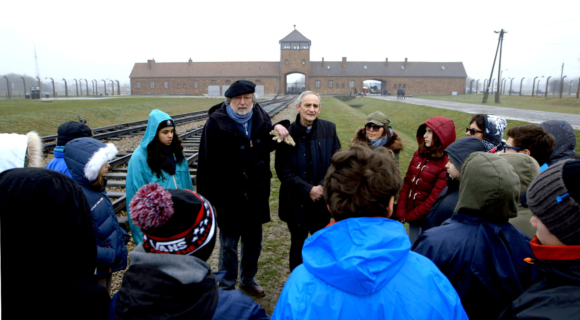 “Son morto che ero bambino: Francesco Guccini va ad Auschwitz”, il ...