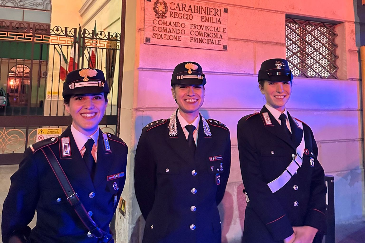 Violenza sulle donne, le caserme reggiane dei carabinieri in arancione ...