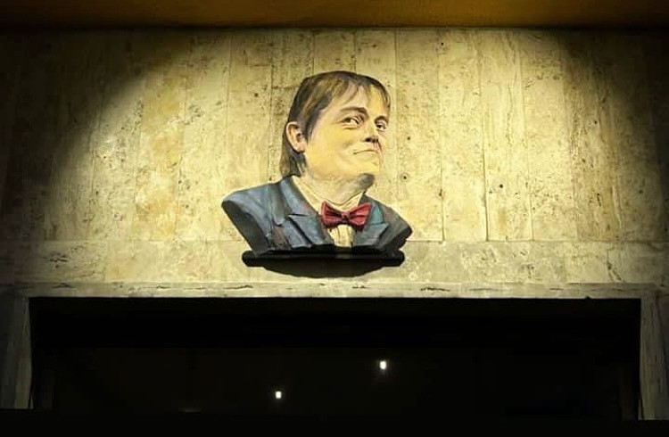 Al bar Kinotto di Bologna un bassorilievo per ricordare Roberto “Freak ...