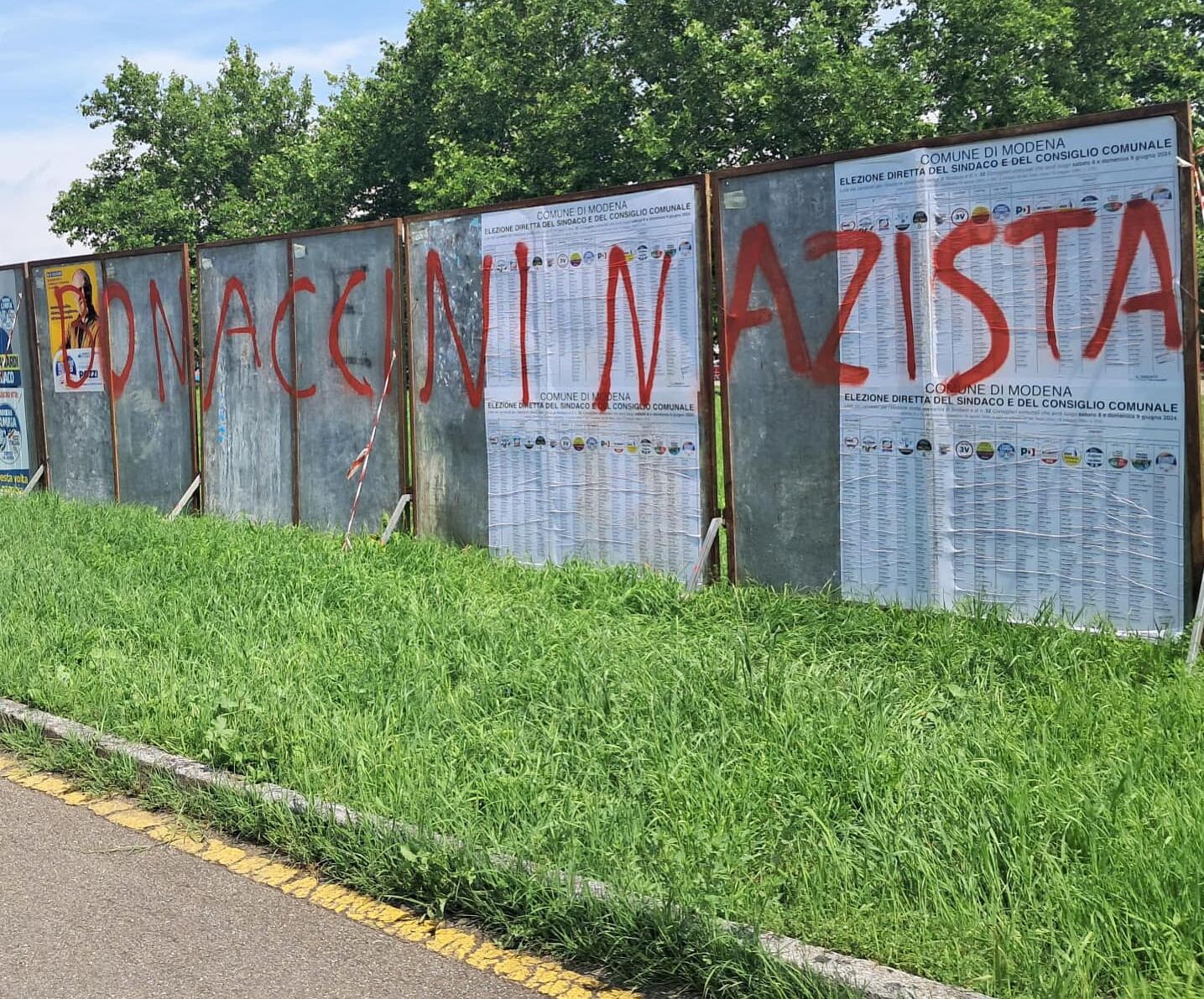 Elezioni 24. Cartelloni imbrattati dai no vax con la scritta “Bonaccini nazista”, lui ...