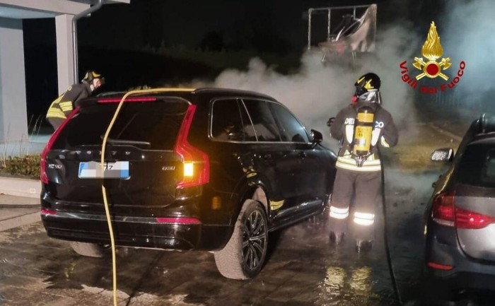 A Reggiolo auto a fuoco nella notte. I carabinieri: “Incendio doloso” | 24Emilia