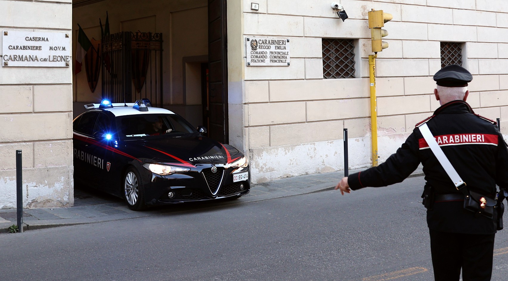 Montecchio, aggredisce i carabinieri gridando “Allah Akbar” e minaccia ...